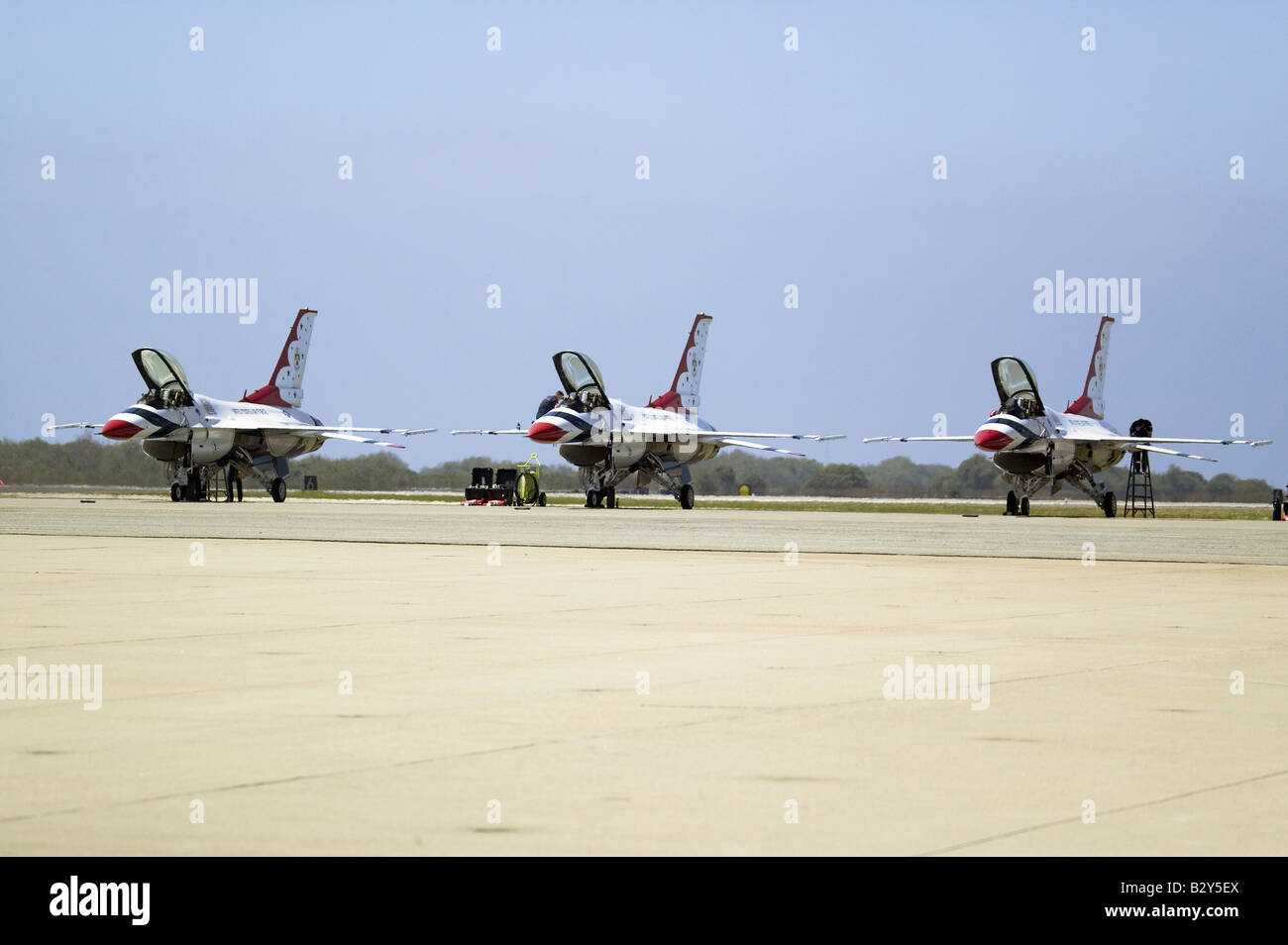 General dynamics f 16 fighting falcons hi-res stock photography and ...