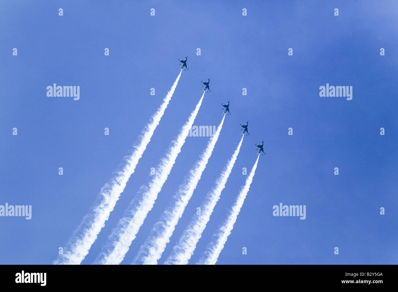 Six US Air Force F-16C "Fighting Falcons," known as the Thunderbirds ...