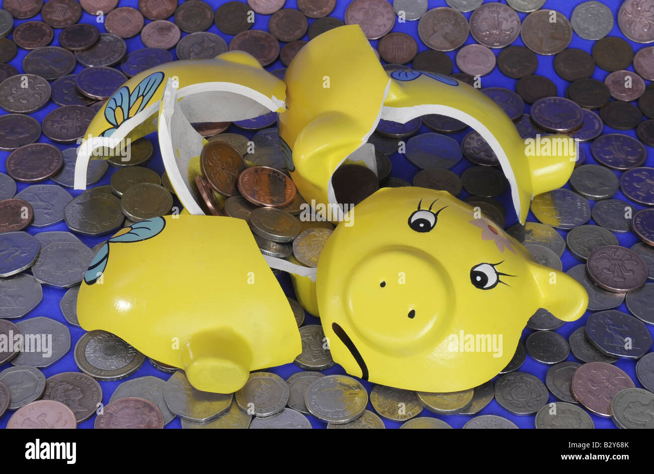 SMASHED PIGGY BANK WITH BRITISH COINS,UK,ENGLAND Stock Photo - Alamy