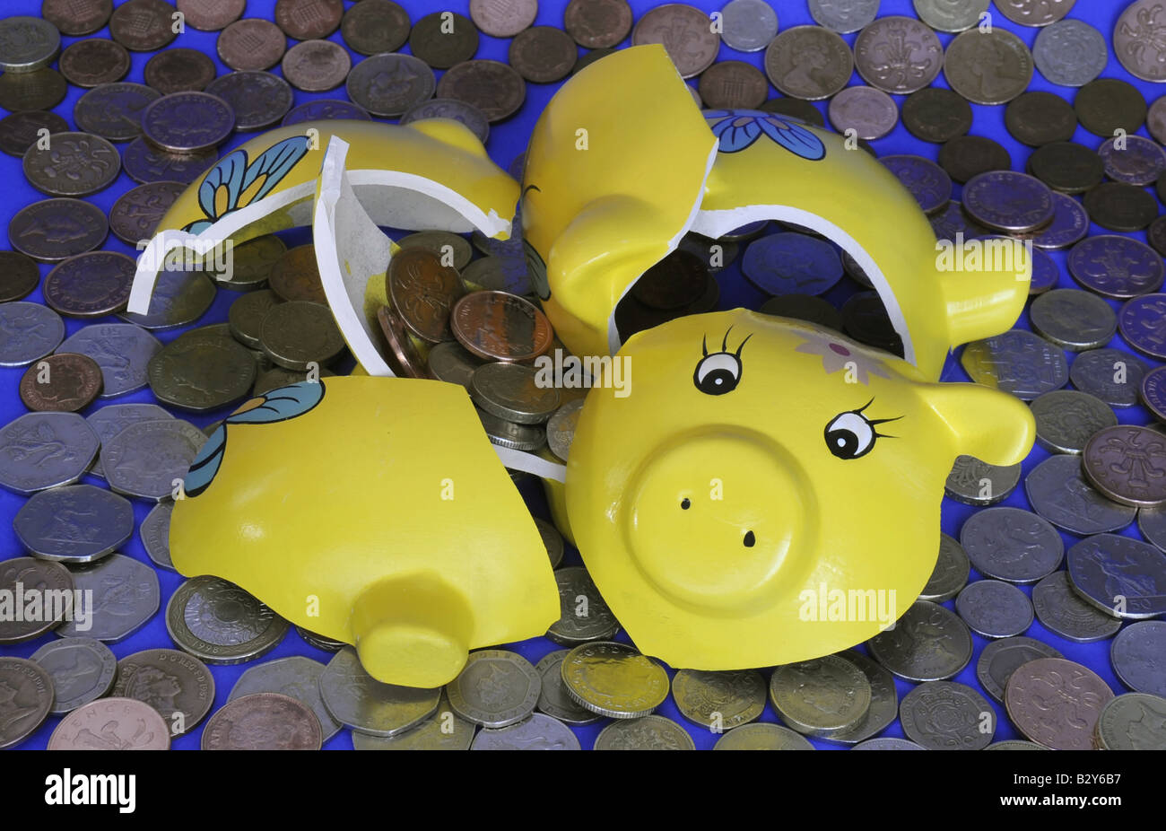 SMASHED PIGGY BANK WITH BRITISH COINS,UK,ENGLAND Stock Photo - Alamy
