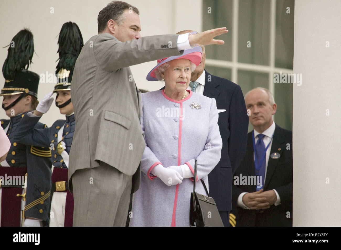 Queen elizabeth ii waving hi-res stock photography and images - Alamy
