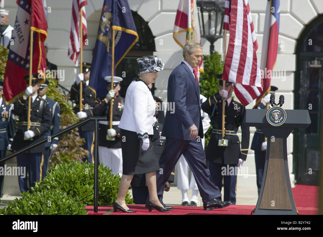 President George W. Bush and Queen Elizabeth II Stock Photo - Alamy