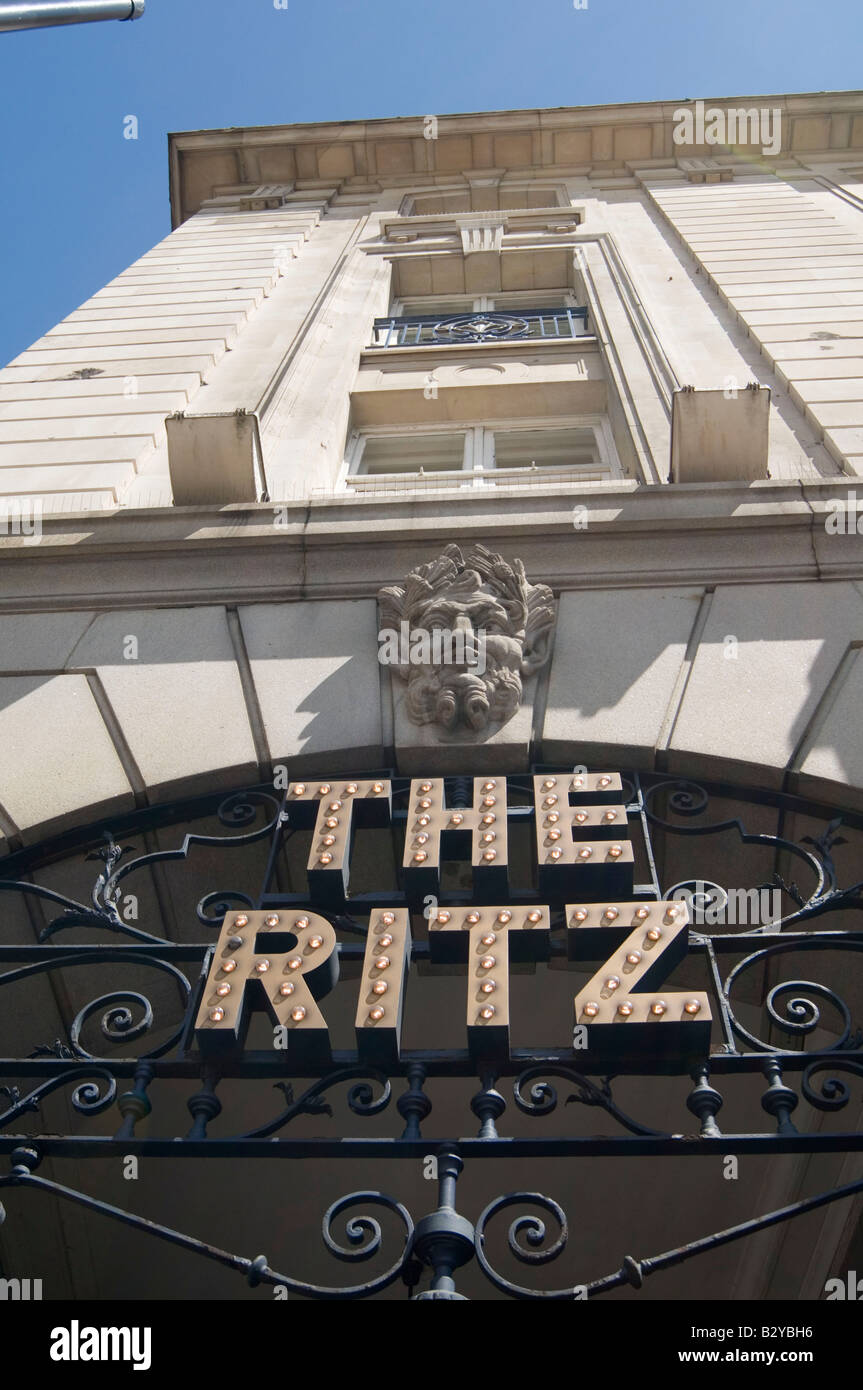 ritz hotel london landmark posh expensive luxury Stock Photo - Alamy
