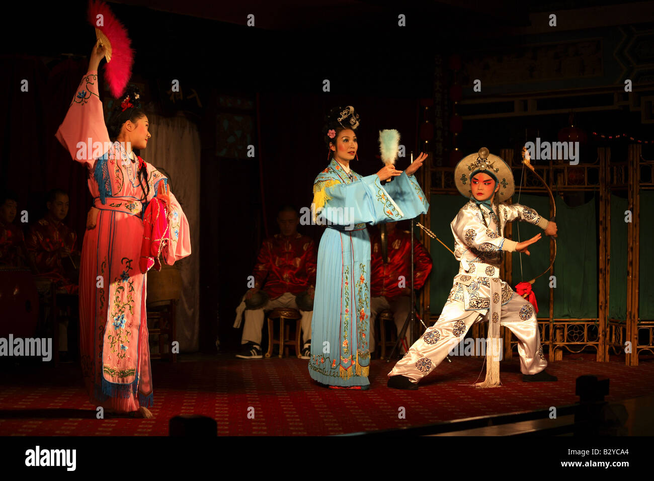 artist of the Chinese Opera group Stock Photo - Alamy
