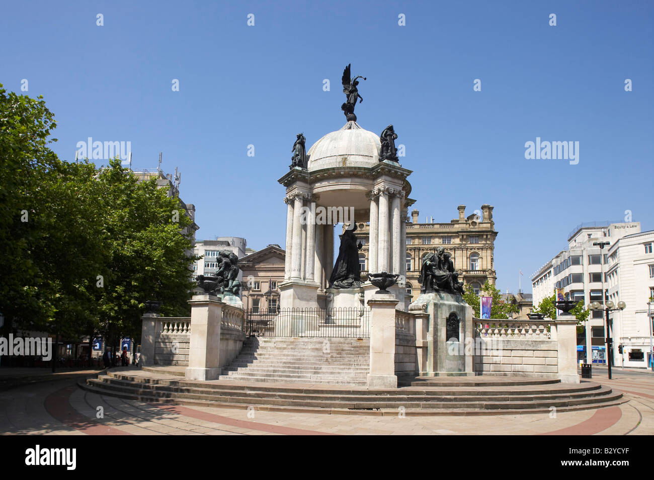 Queen Victoria monument in Liverpool UK Stock Photo - Alamy