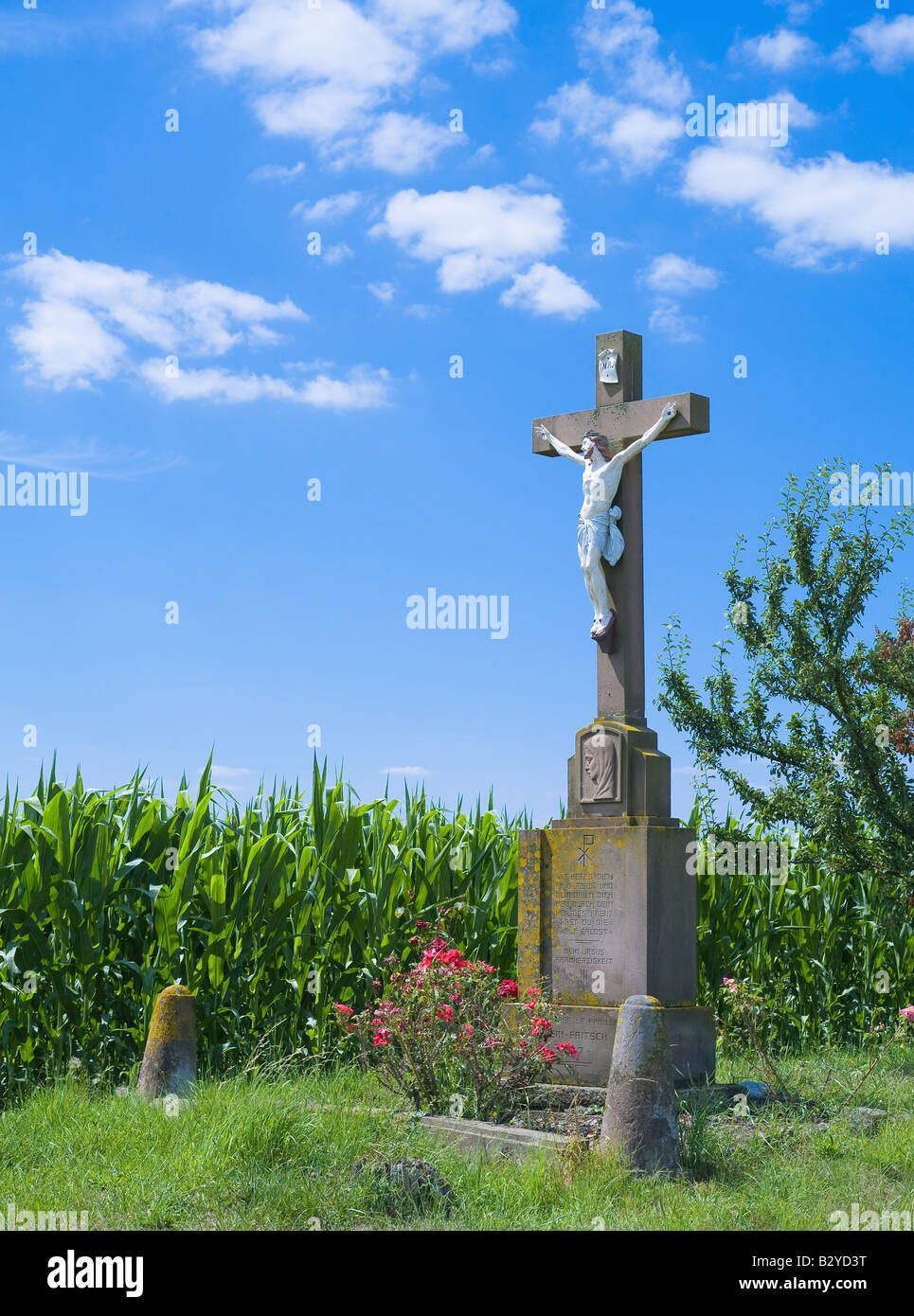 Roadside memorial cross flower hi-res stock photography and images - Alamy