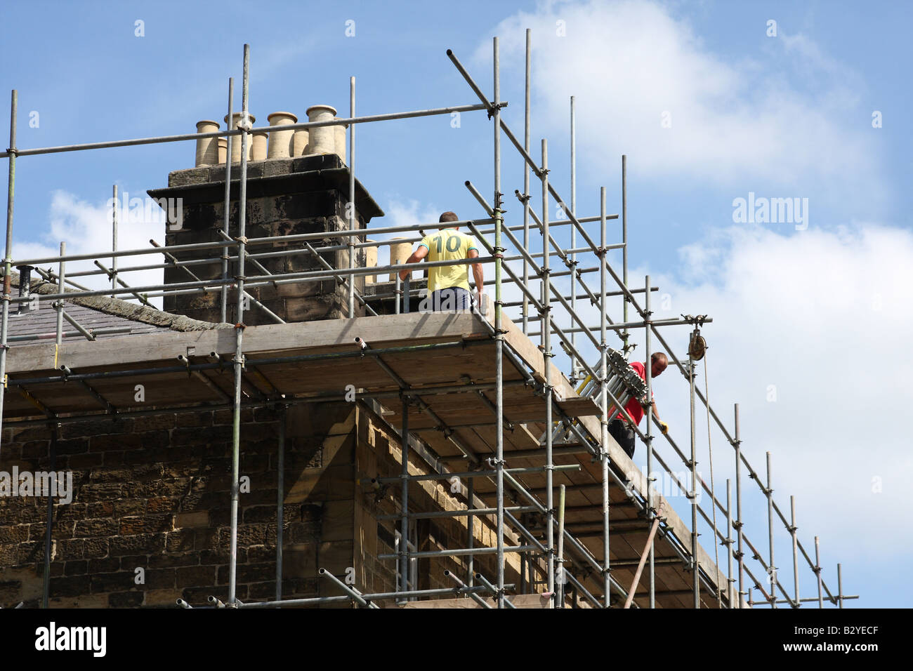 Scaffolding workers hi-res stock photography and images - Alamy