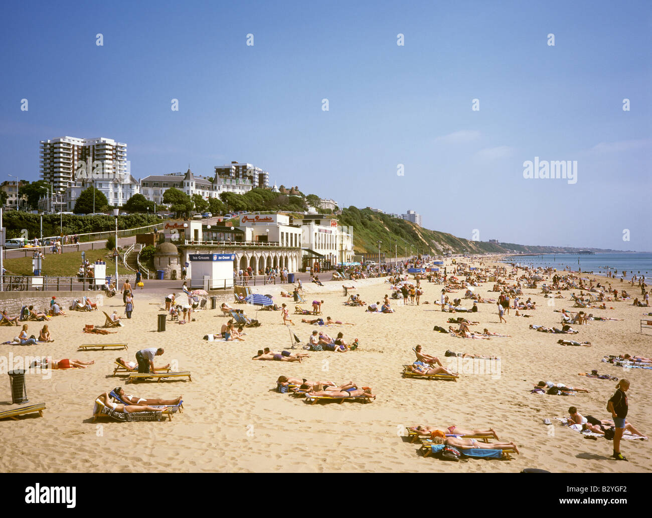 Bournemouth sea crowd hi-res stock photography and images - Alamy