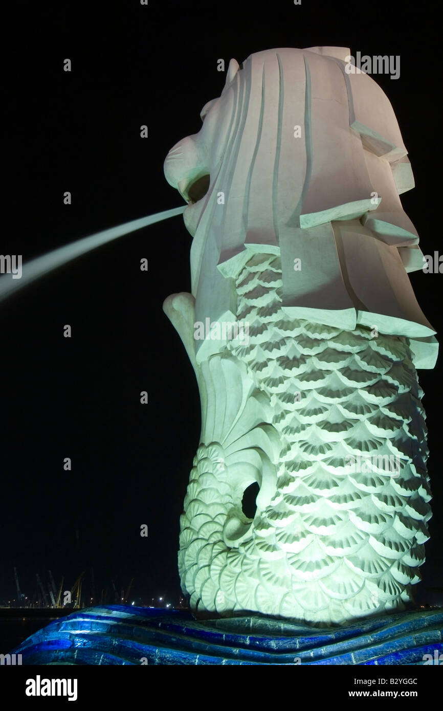Floodlit Merlion guarding the Singapore River Stock Photo - Alamy