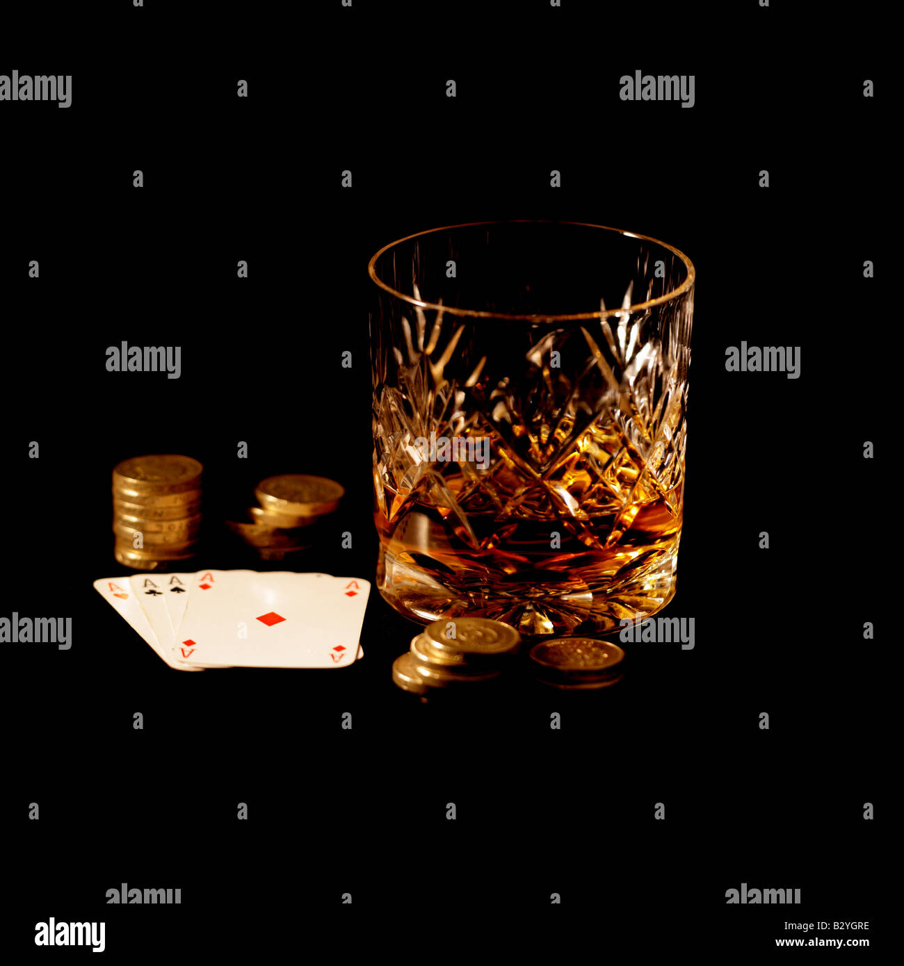 Poker hand whisky glass hi-res stock photography and images - Alamy