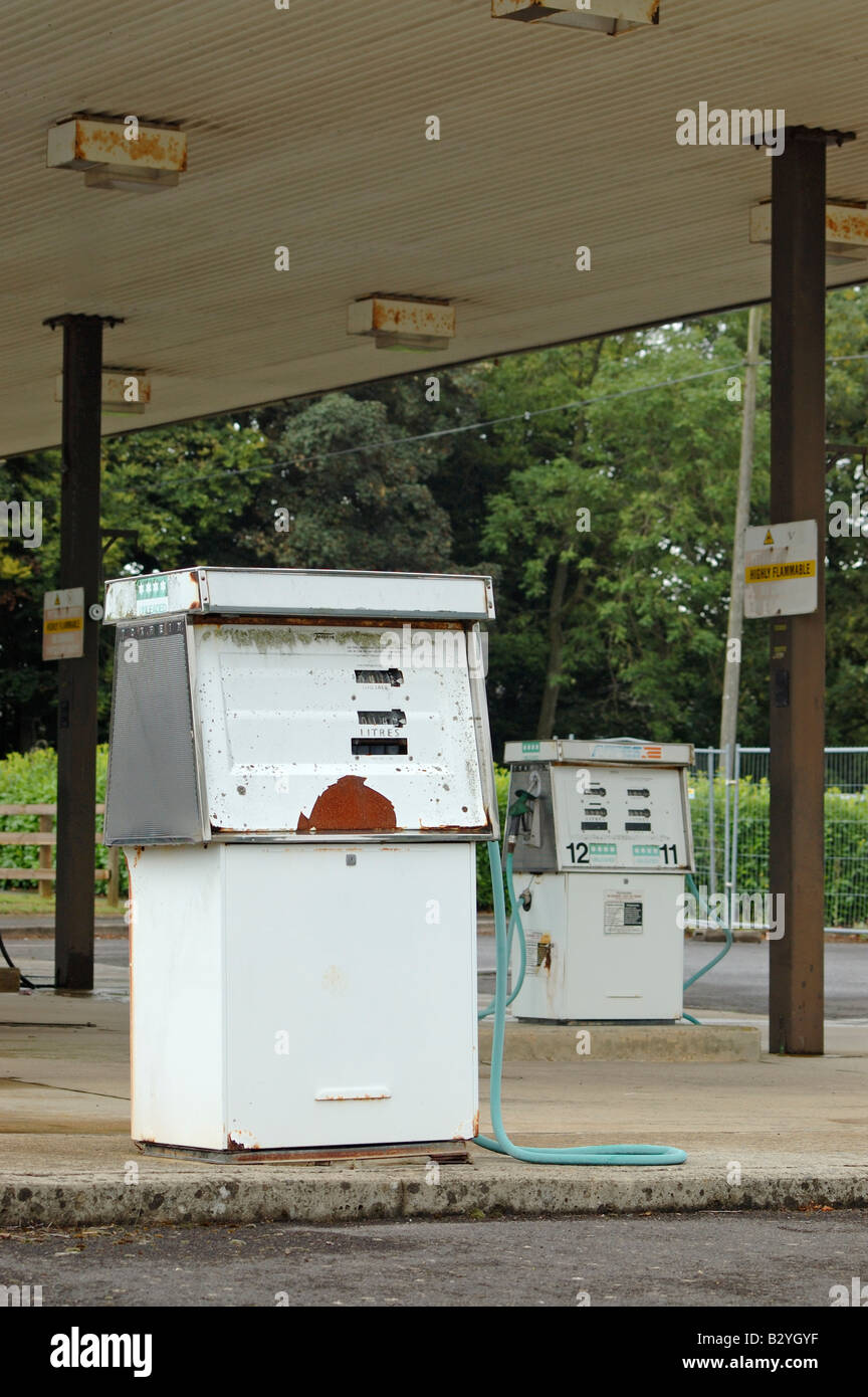Empty old gas station hi-res stock photography and images - Alamy