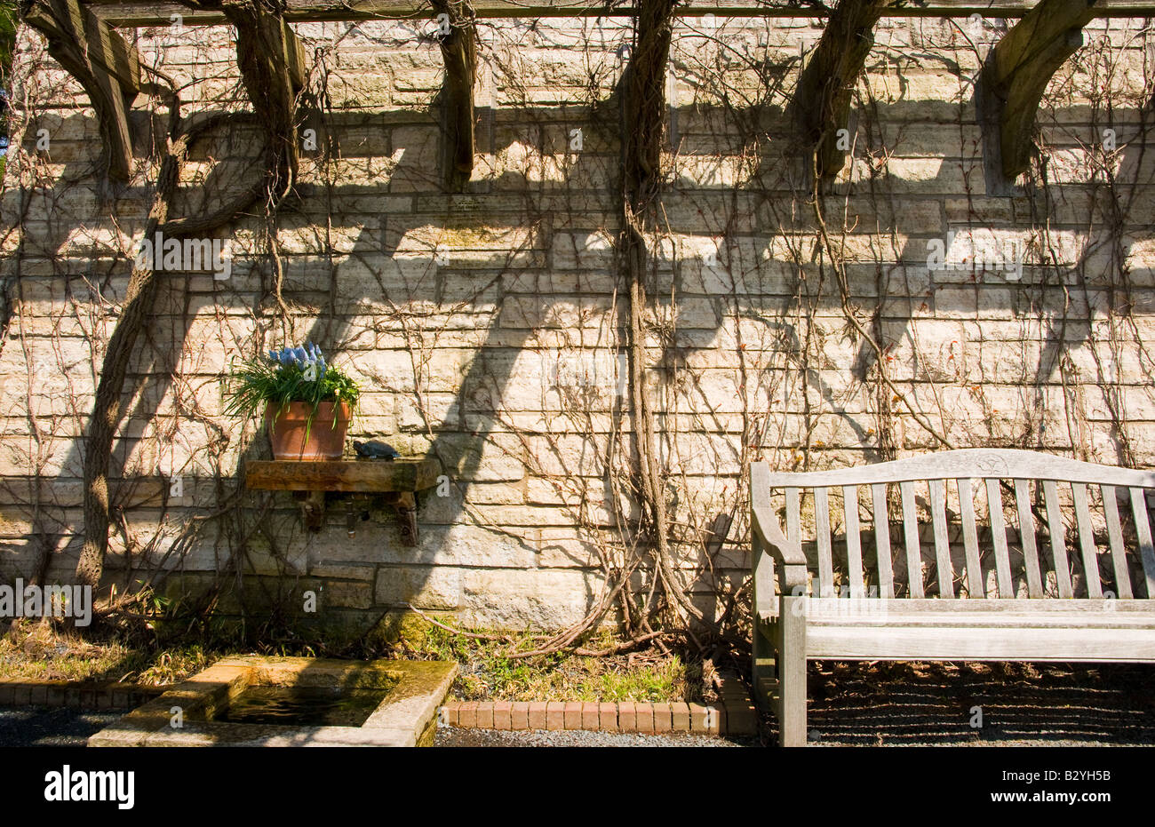 Trellis bench hi-res stock photography and images - Alamy