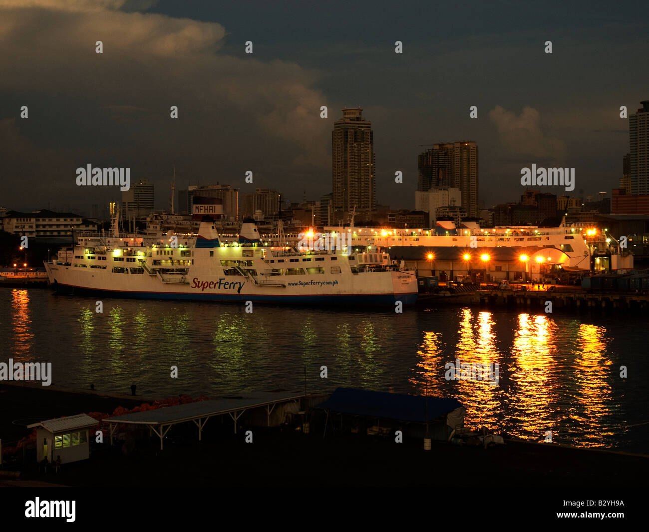 Manila Harbour at night Stock Photo - Alamy