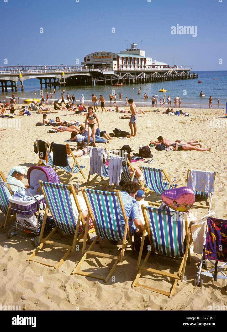 Hot weather on bournemouth beach hi-res stock photography and images ...