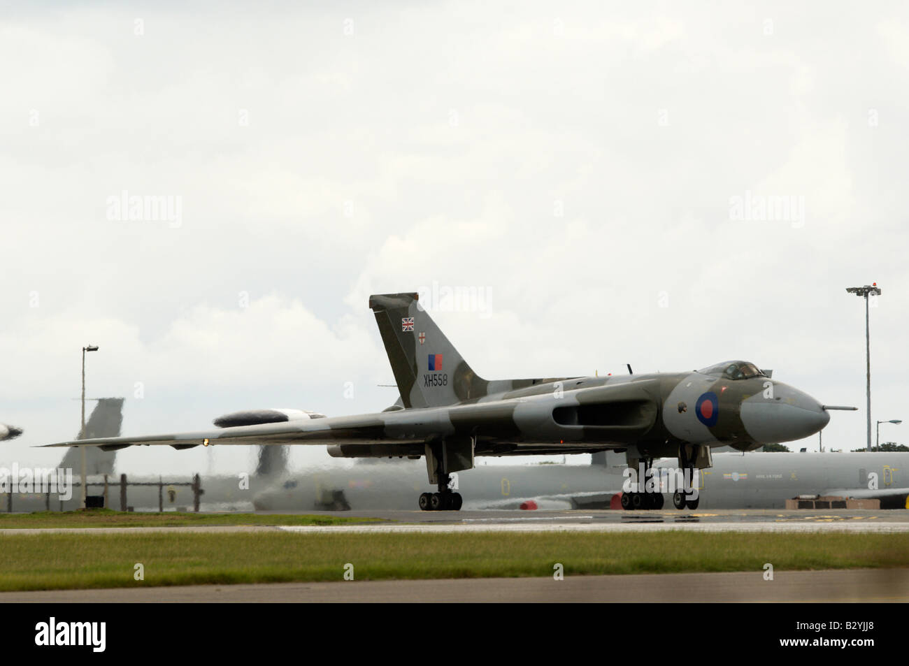 Historic Vulcan Bomber At Raf Waddington On The Move – BDXQV