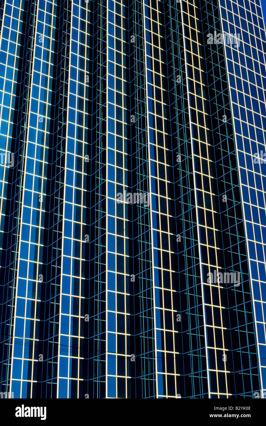 Canyon of tall buildings hi-res stock photography and images - Alamy