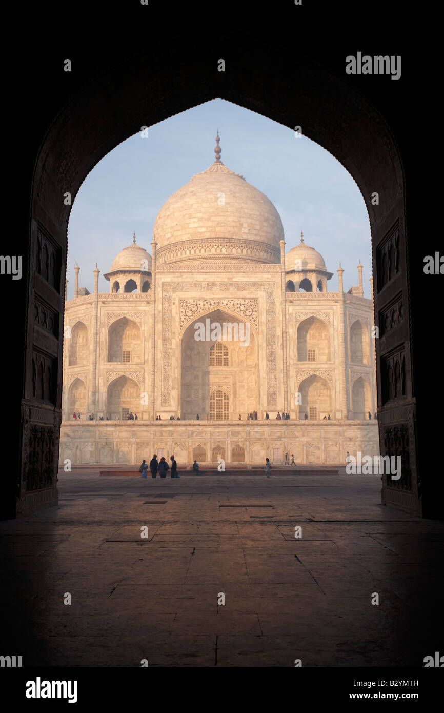 An archway frames the Taj Mahal Stock Photo - Alamy