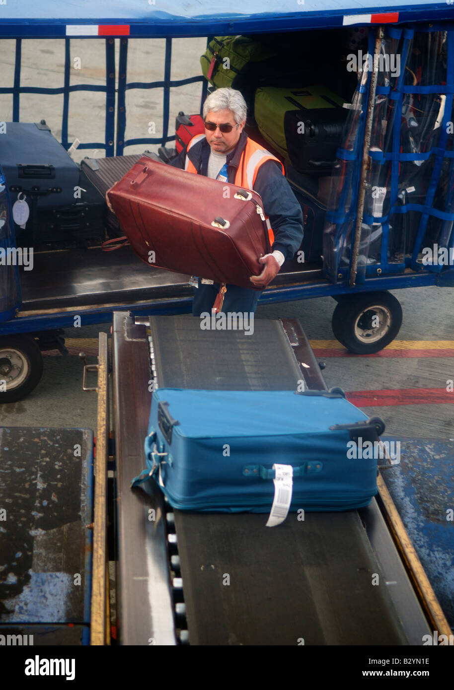 Luggage plane load hi-res stock photography and images - Alamy