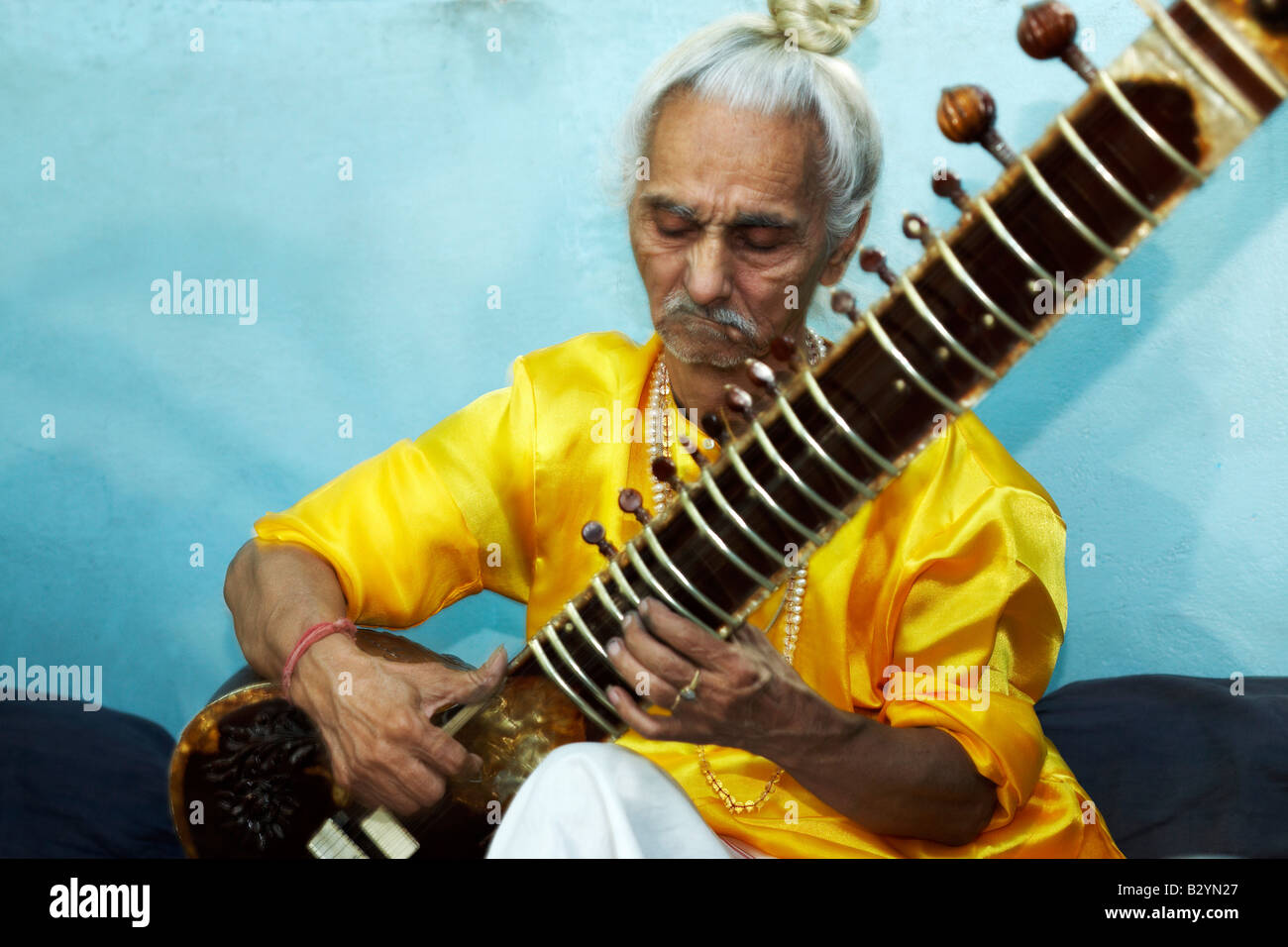 Sitar instrument india hi-res stock photography and images - Alamy