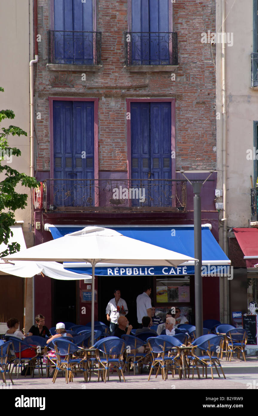 Cafe on a square. Perpignan, Roussillon, France Stock Photo - Alamy