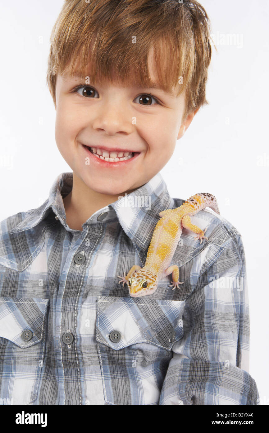 Boy looking at lizard hi-res stock photography and images - Alamy