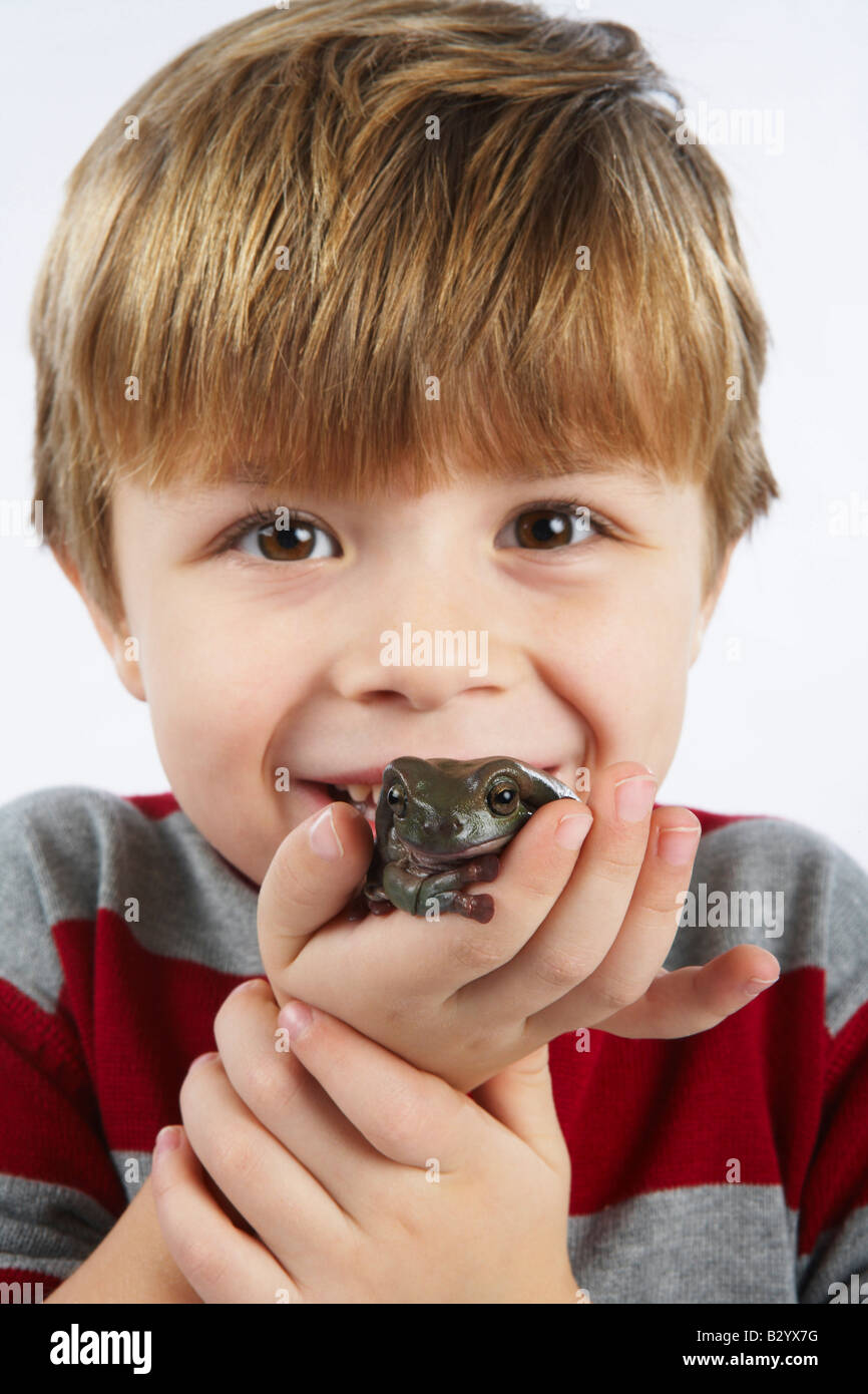 Young man holding frog hi-res stock photography and images - Alamy