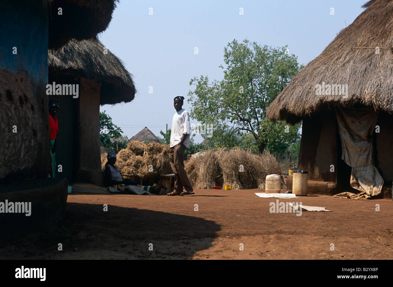 People living in huts in Burundi Stock Photo - Alamy