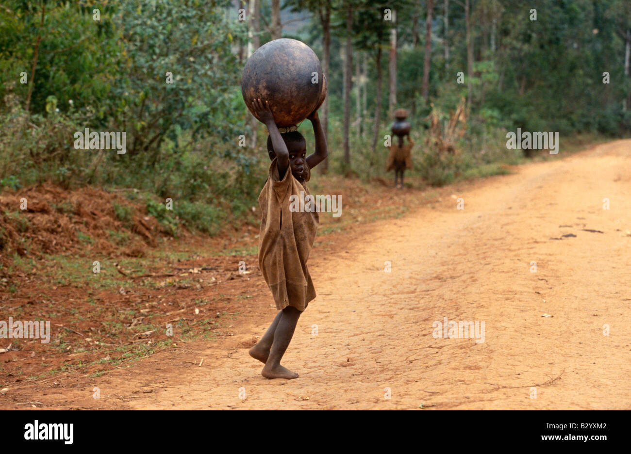 Young girl carrying pot on head, Burundi Stock Photo - Alamy