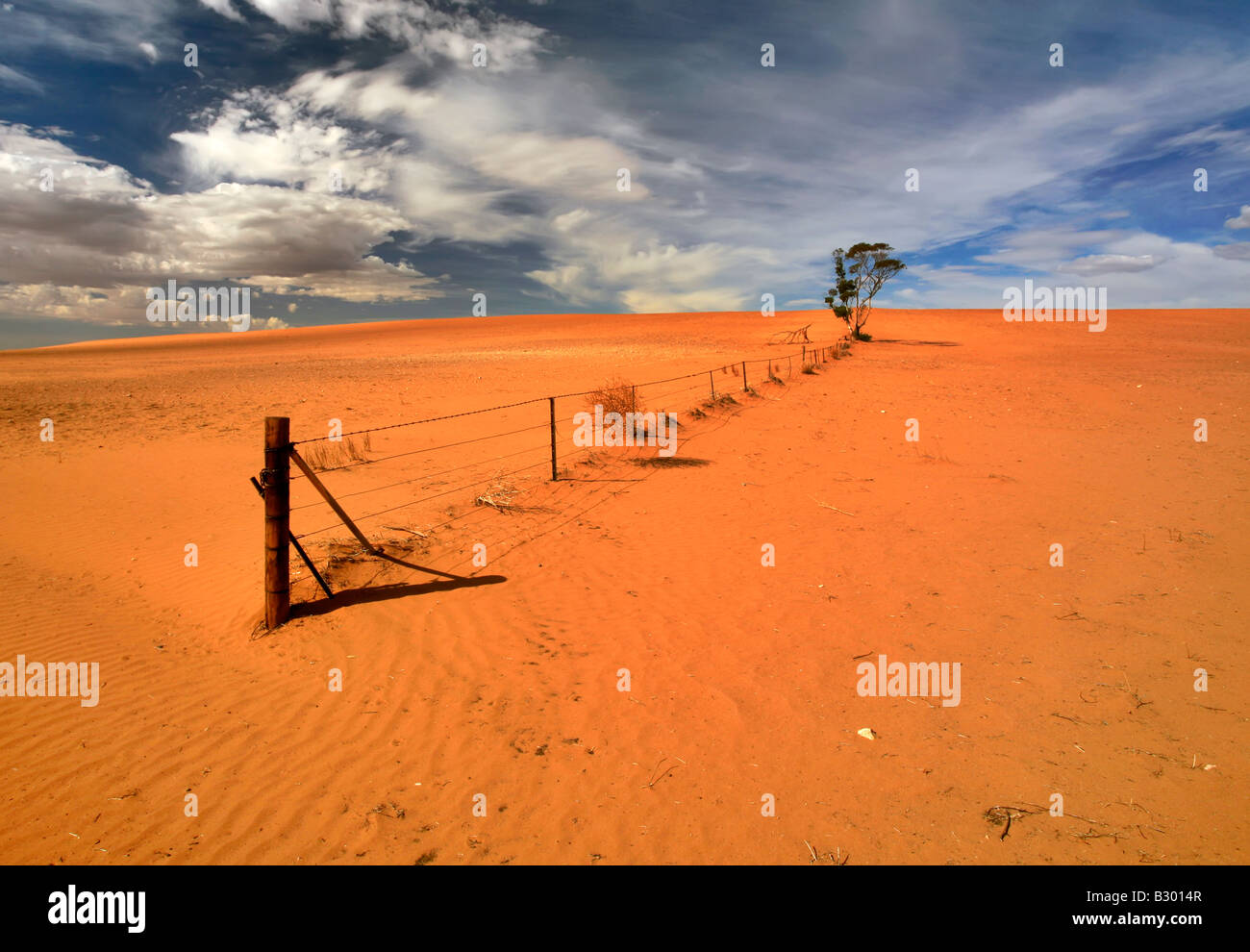 Broken fence outback hi-res stock photography and images - Alamy