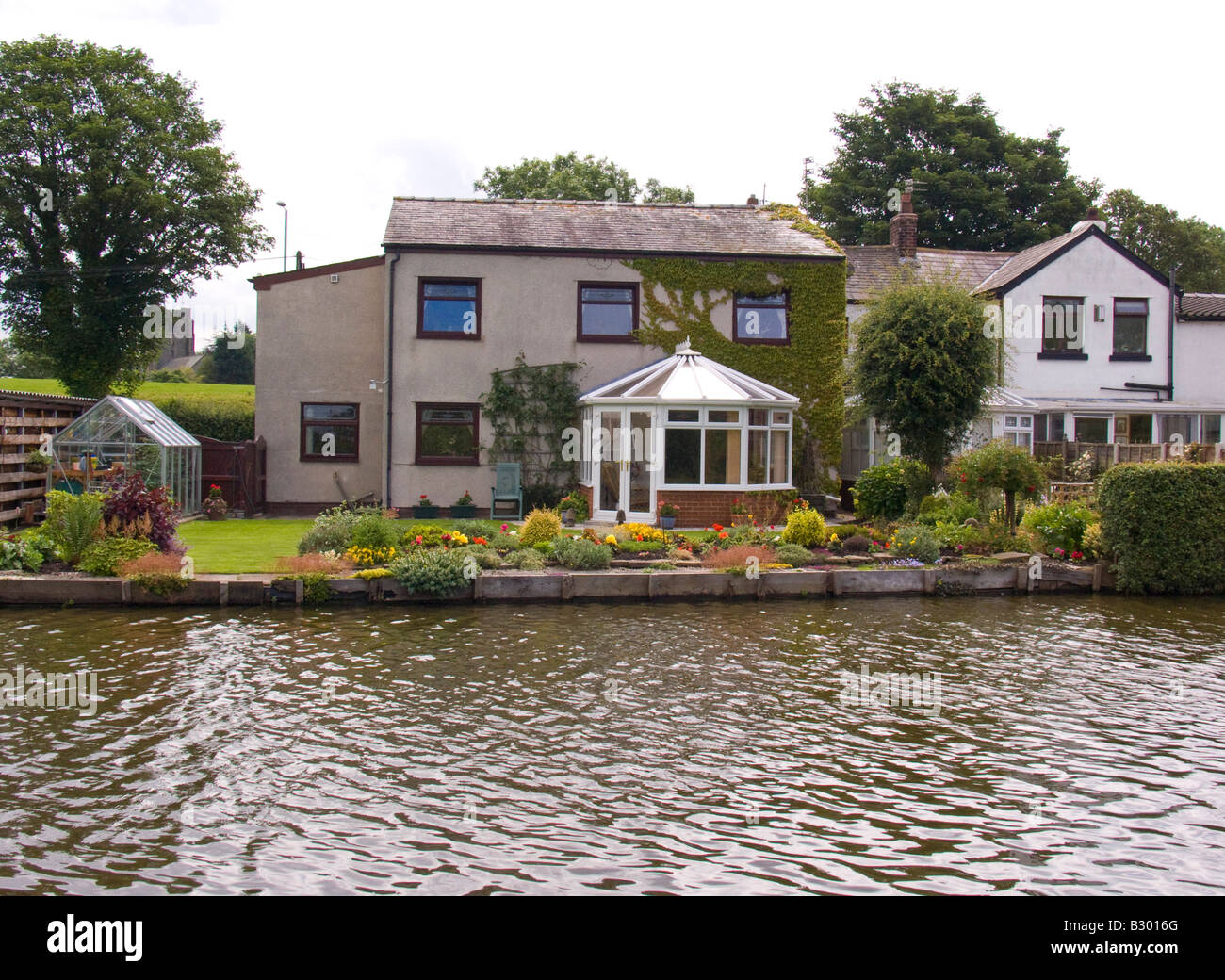 Canalside homes hi-res stock photography and images - Alamy