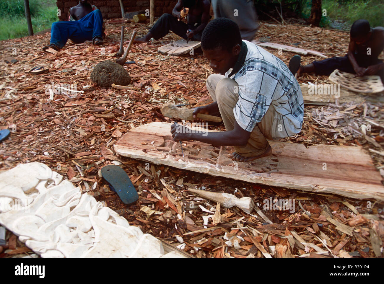 Carver malawi wood carving hi-res stock photography and images - Alamy