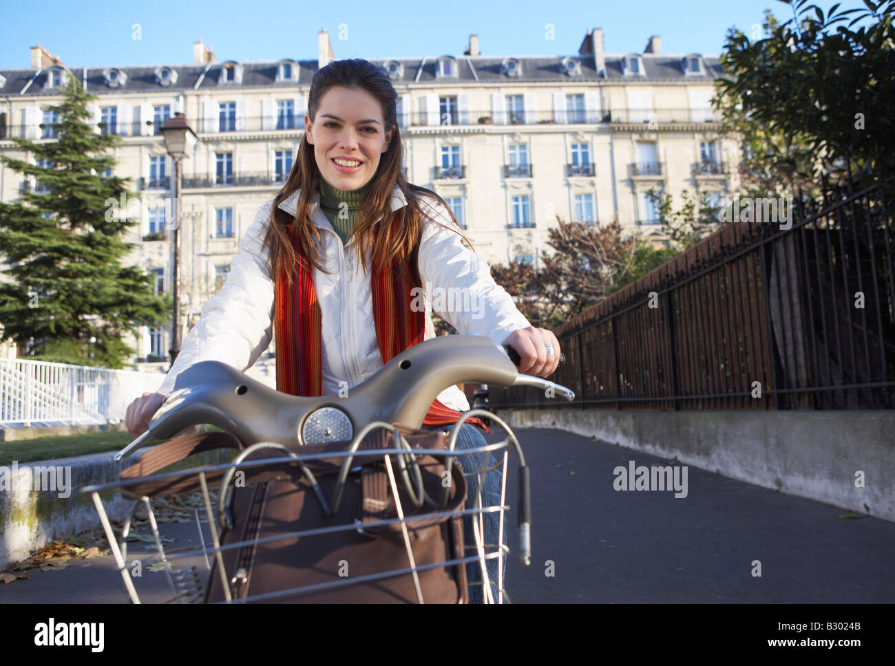 French Bicycle Basket High Resolution Stock Photography and Images - Alamy