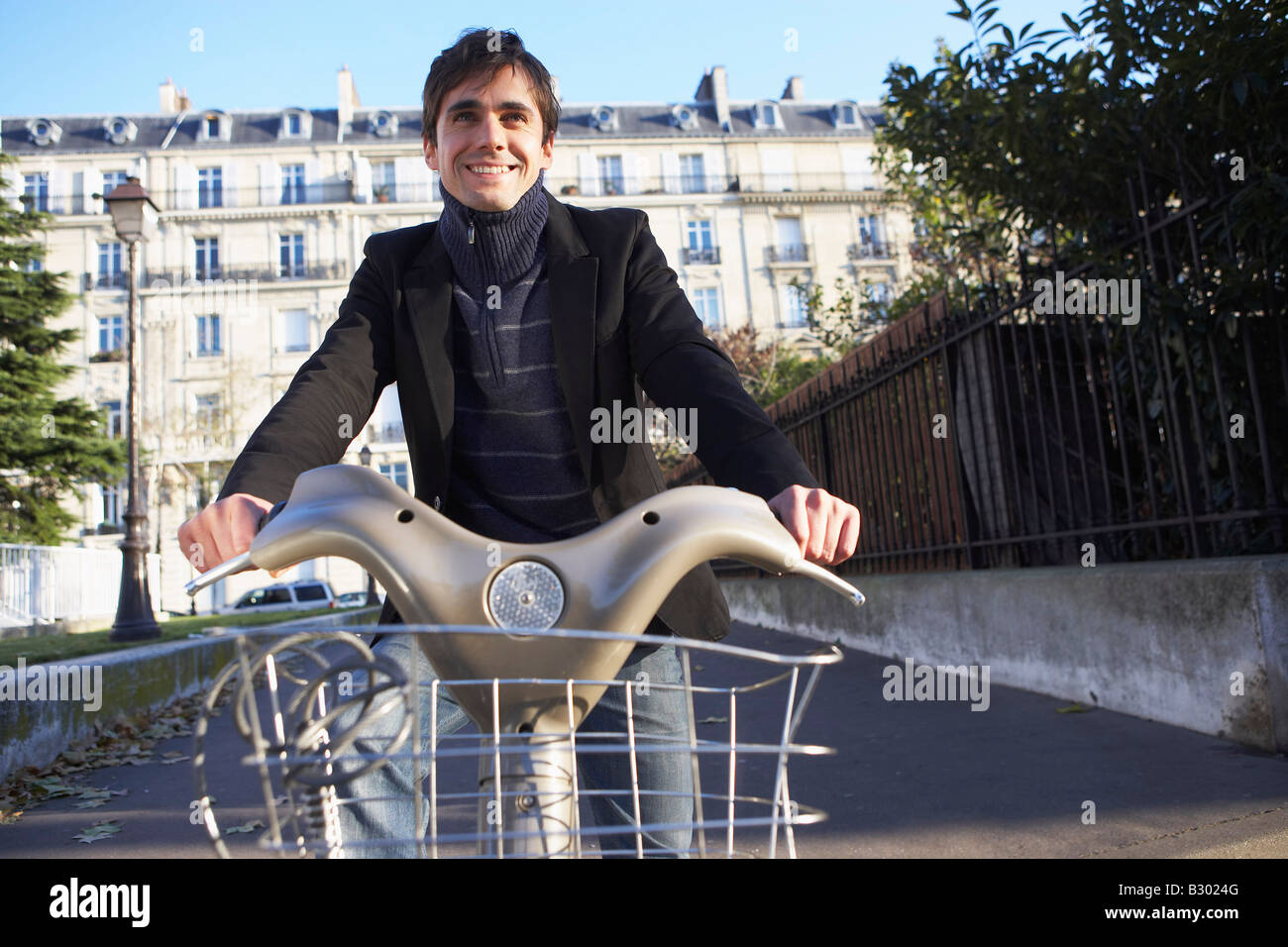 Paris street scene old man hi-res stock photography and images - Alamy