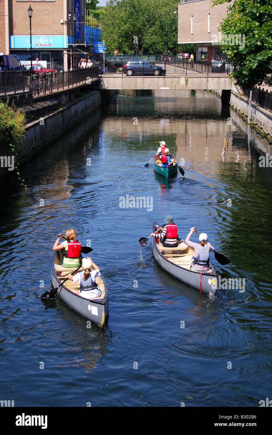 Children canoeing on River Cam, High Street, Chelmsford, Essex, England ...