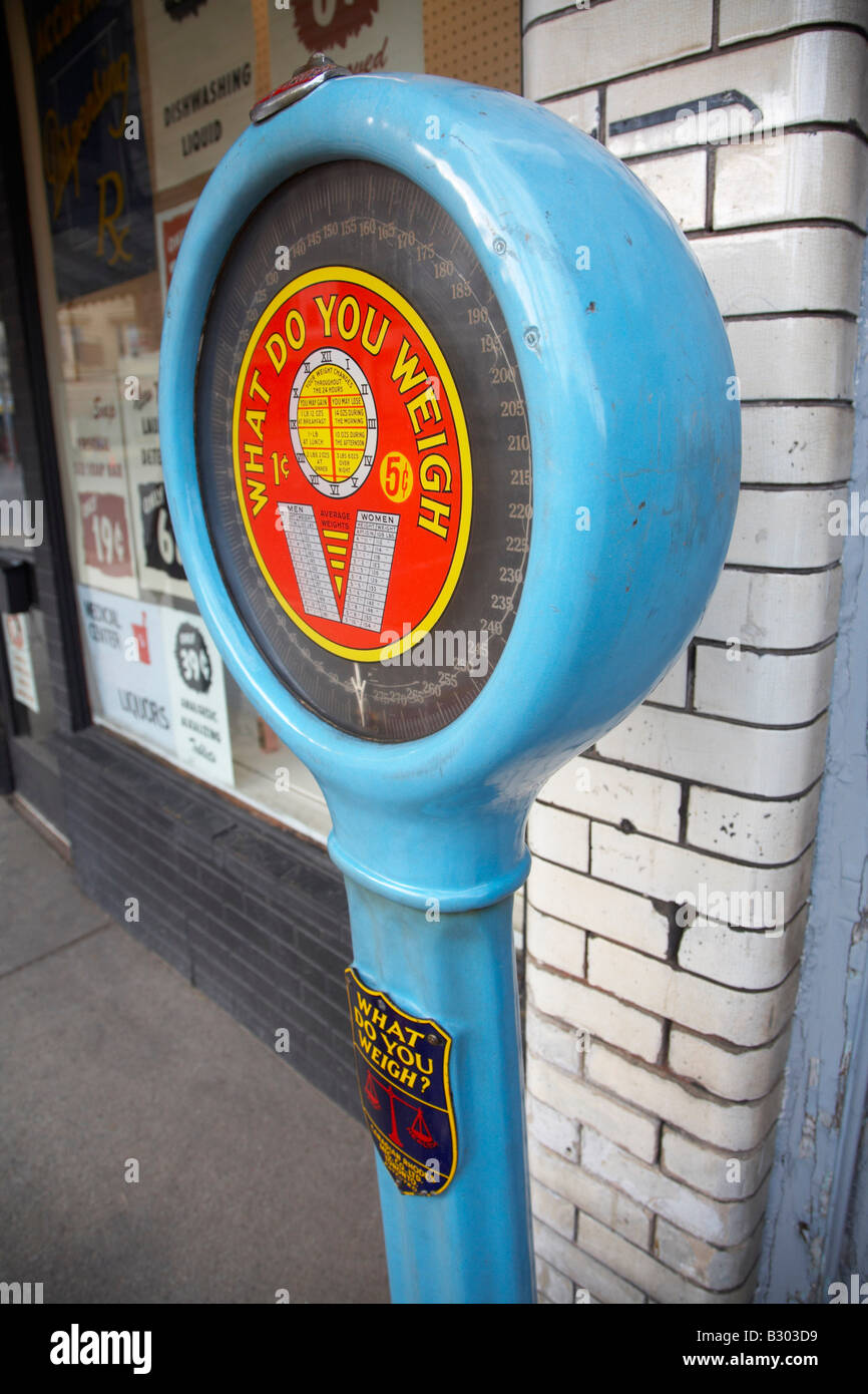 Vintage coin operated scale hi-res stock photography and images - Alamy
