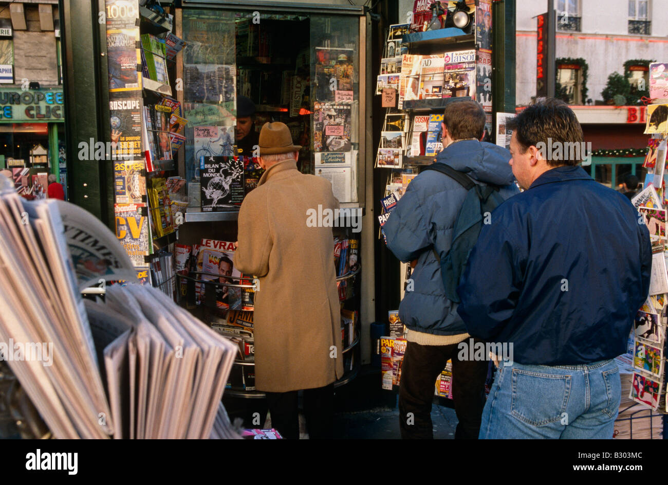 Shop selling magazines and newspapers. Paris, France Stock Photo - Alamy