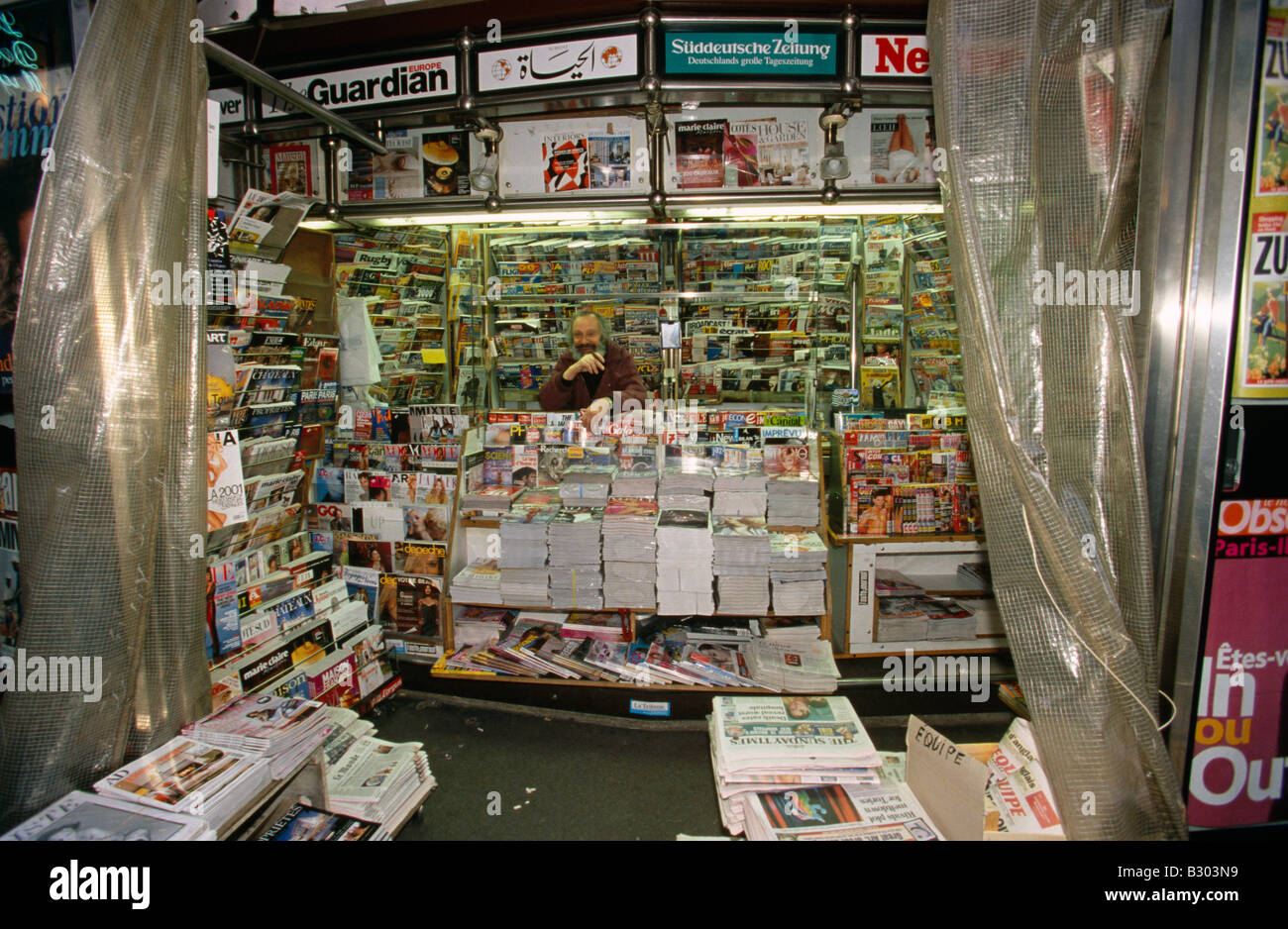 Magazine stall in Paris Stock Photo - Alamy