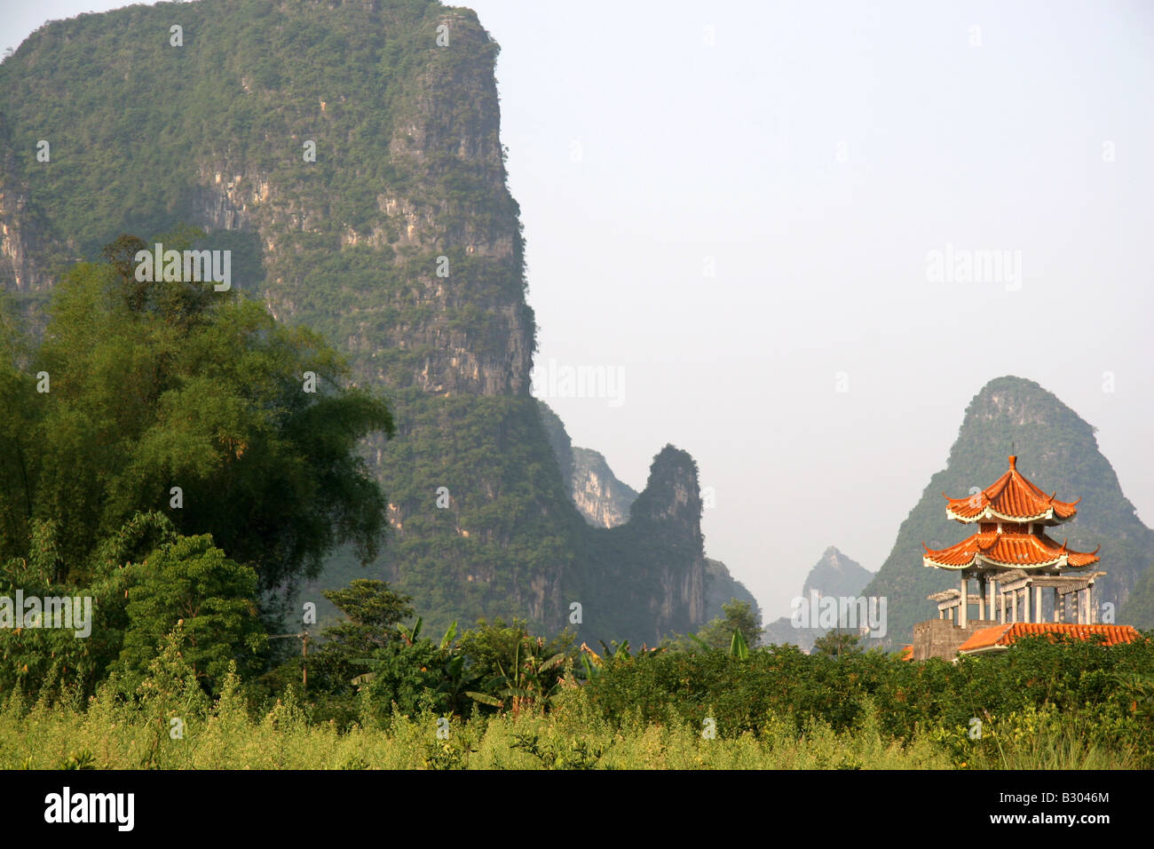 Chinese temple in Karsk mountain scenery near Yangshou China Stock ...