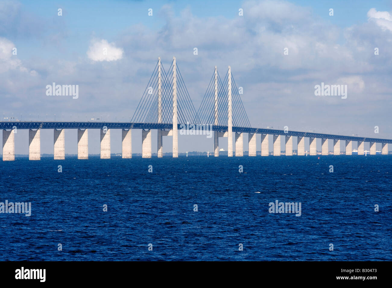 ÖRESUNDS BRIDGE CONNECTING DENMARK AND SWEDEN Stock Photo - Alamy
