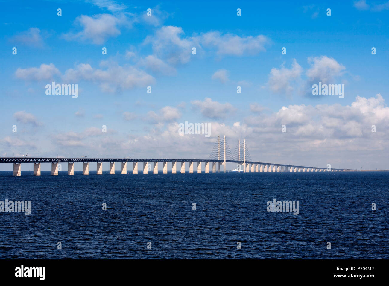 ÖRESUNDS BRIDGE CONNECTING DENMARK AND SWEDEN Stock Photo - Alamy