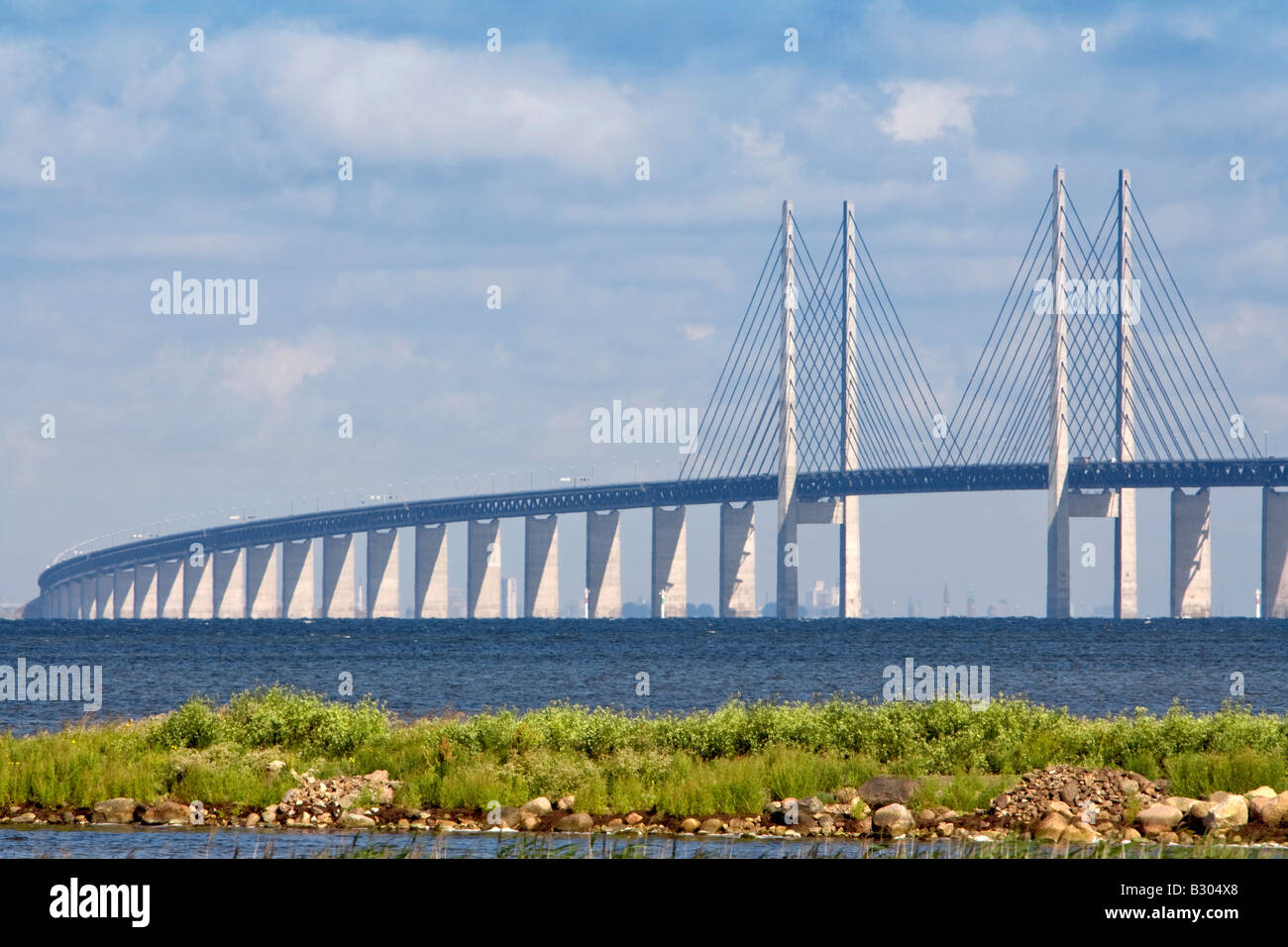 ÖRESUNDS BRIDGE CONNECTING DENMARK AND SWEDEN Stock Photo - Alamy