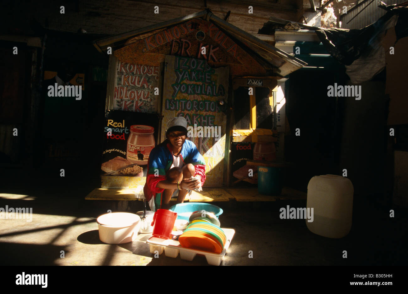 African woman washing up dishes hi-res stock photography and images - Alamy