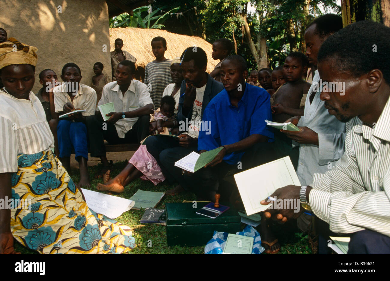 Village community meeting africa hi-res stock photography and images ...