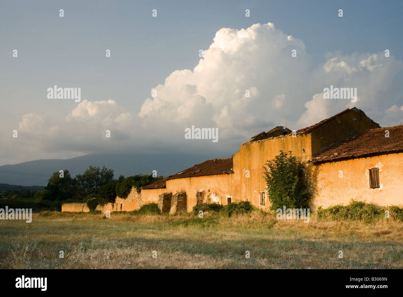 An abondoned barn in Ville sur Auzon Provence Vaucluse France Stock ...