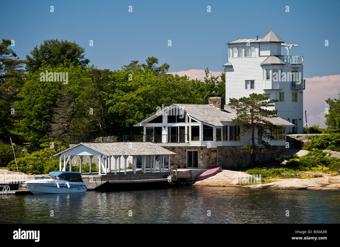 Lakeside home canada hi-res stock photography and images - Alamy