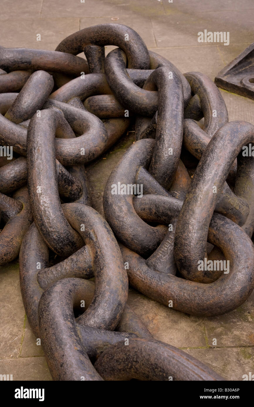 Large chain links hi-res stock photography and images - Alamy