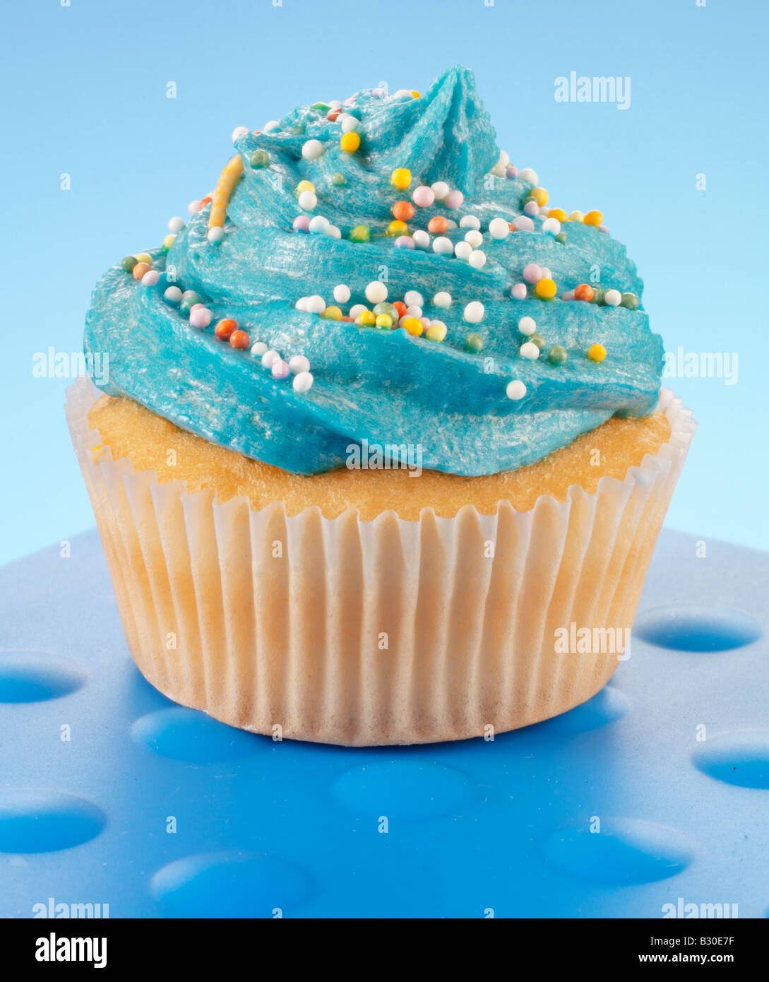 BLUE CUPCAKE ON BLUE Stock Photo - Alamy