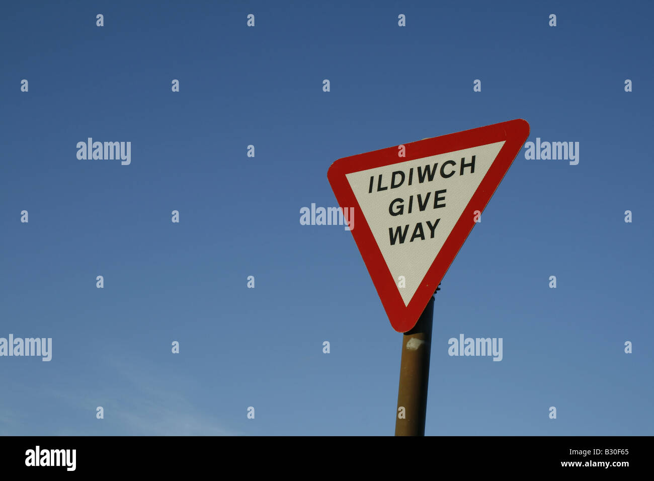 bilingual welsh english give way sign in wales, uk Stock Photo - Alamy