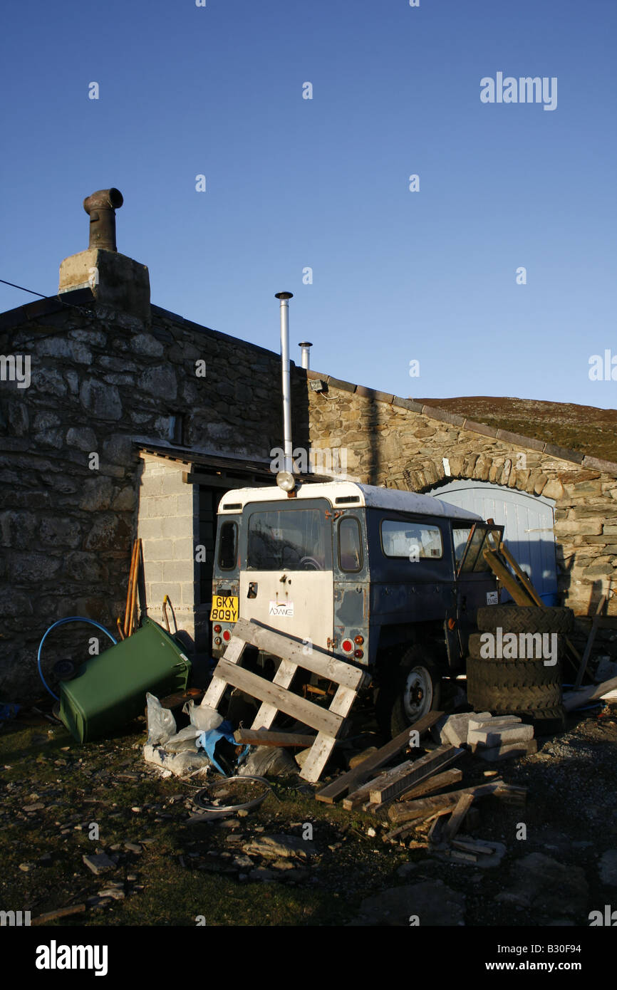 land rover outside farm house in wales great britain uk Stock Photo - Alamy