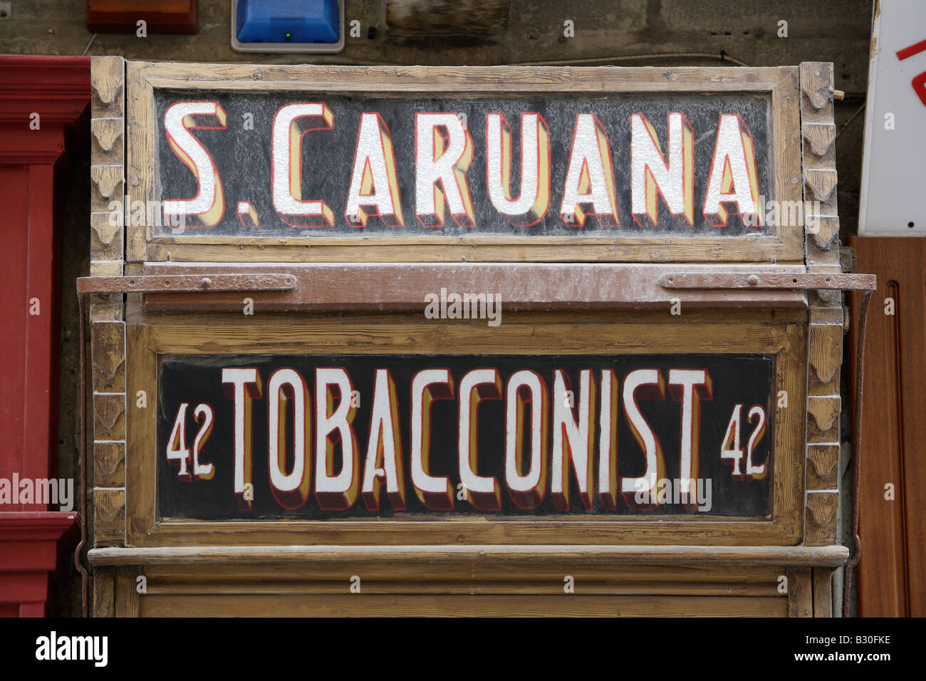 Tobacconists hi-res stock photography and images - Alamy
